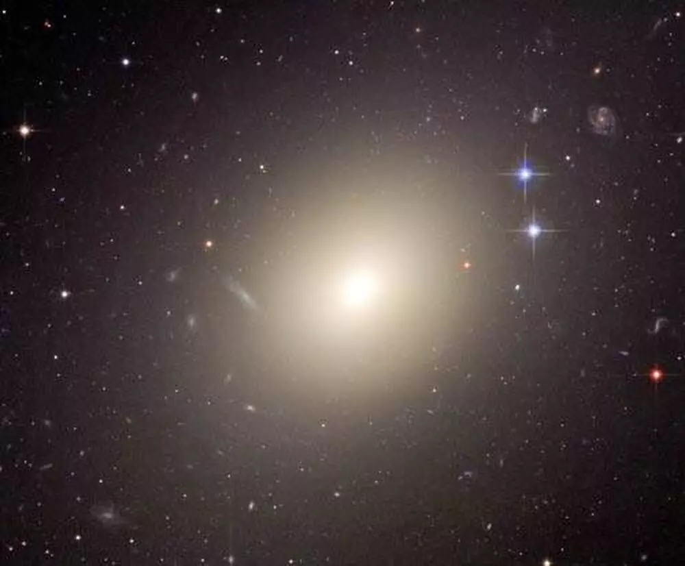 ຕົວຢ່າງທີ່ດີຂອງກາລັກຊີຮູບໄຂ່ແມ່ນ ESO 325-G004