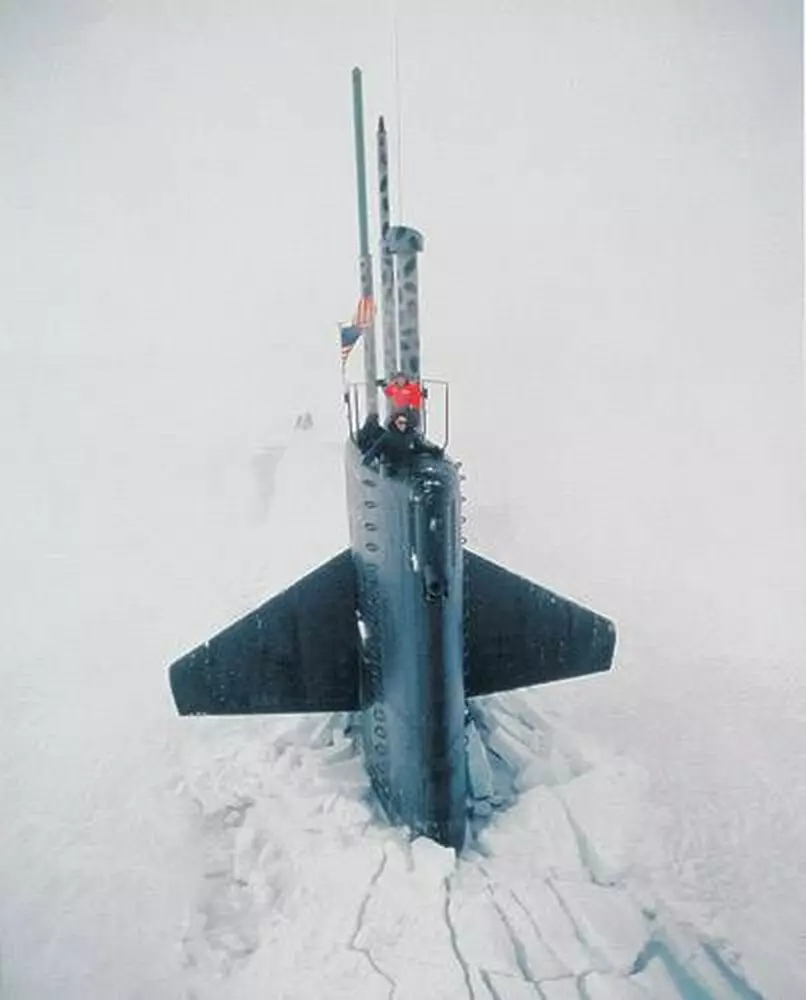 Lub nuclear submarine Puffer tsoo los ntawm dej khov coj Abe Dane mus rau Ice Station N ze ntawm North Ncej.