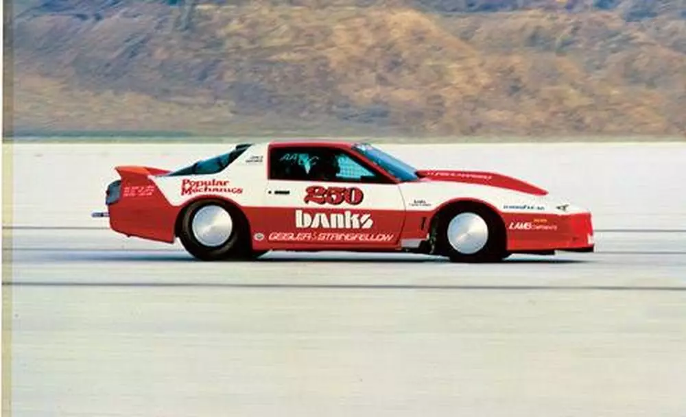 Gale Banks 'fa'amaufa'ailoga PM ta'avale na suia e le Pontiac Trans Am i le 1986 Bonneville Dry Lake tuuga.