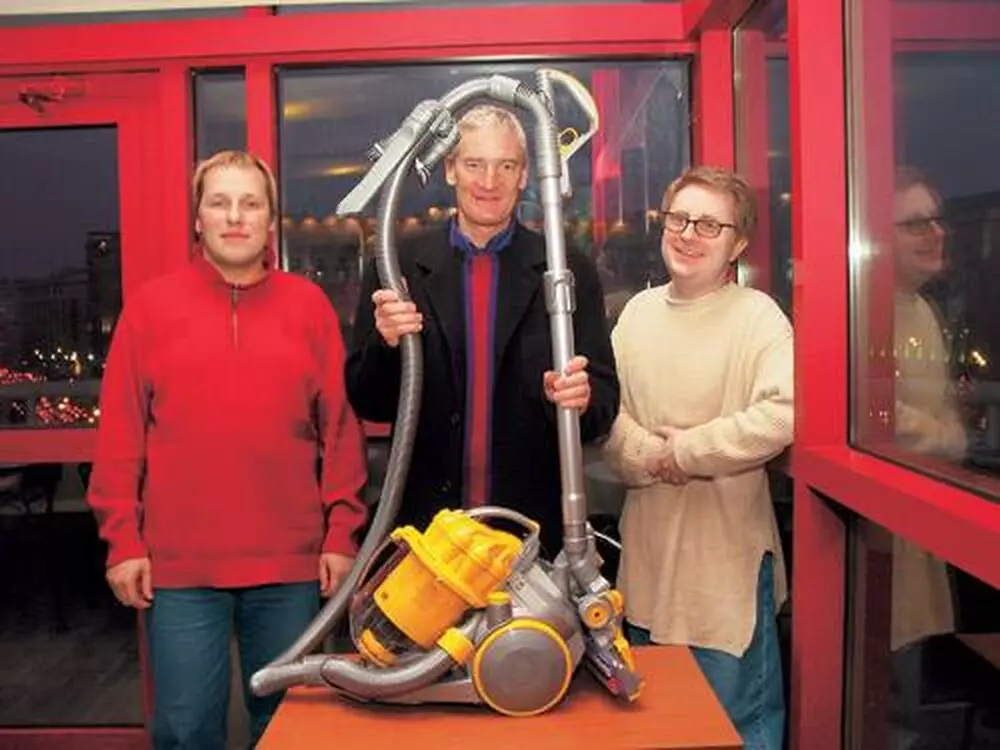 PM editor-in-chief Alexander Grek (left), Mr. Dyson with his DC-08 vacuum cleaner (center) and editor Yevgeny Bogorad (right)