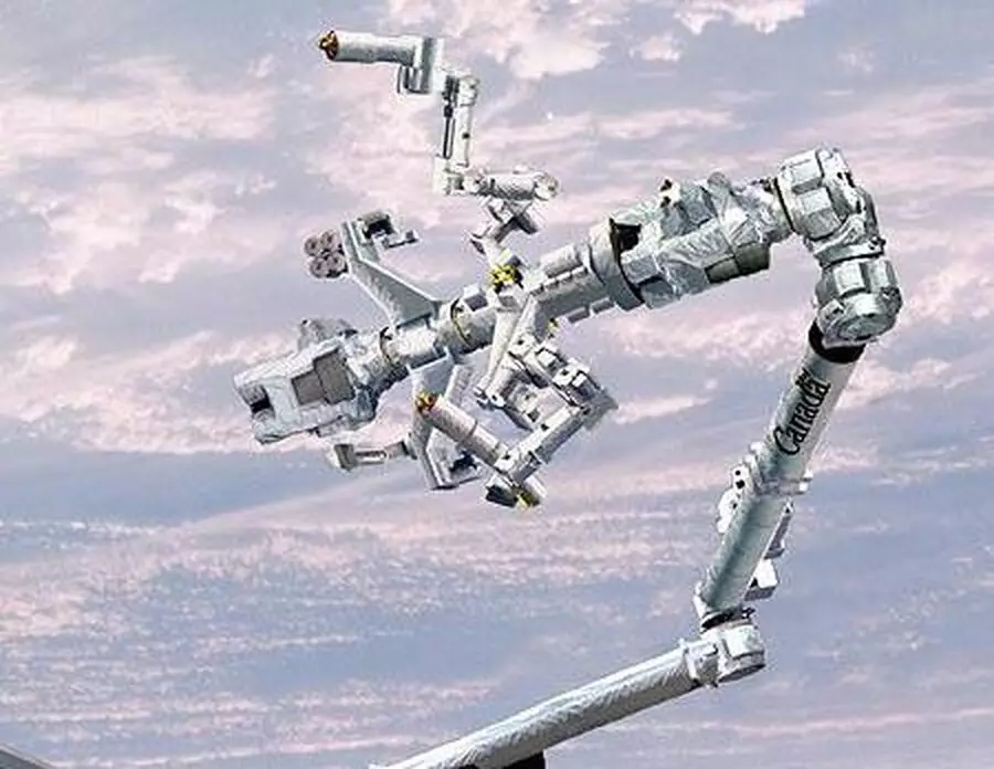 Крани боркунаки Canadarm 2, ки қодир ба коркарди ашёи то 90 тонна вазн дорад