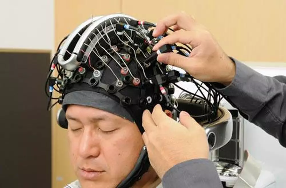 작업자 두뇌의 활동은 전체 센서 어레이를 측정합니다.