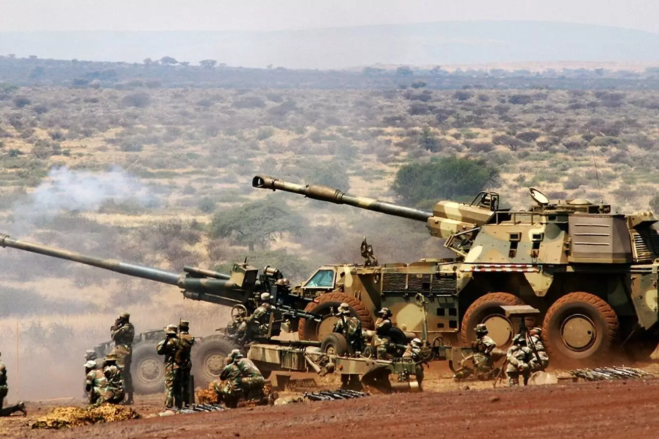 Yuav deb npaum li cas South African howitzer hluav taws kub?