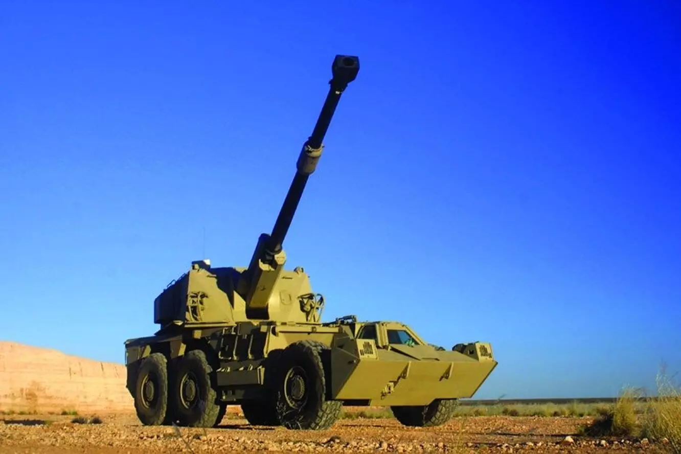 Tus kheej-propelled howitzer Denel G6