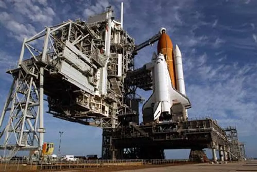 Việc khởi động Shuttle Endeavour bị trì hoãn do rò rỉ trong hệ thống tiếp nhiên liệu bên ngoài thùng nhiên liệu