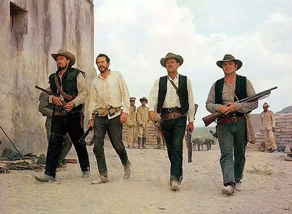 The Wild Bunch Shot oleh Sam Peckinpah pada tahun 1969, filem HD yang memukau ini mengekalkan semua bakat Wild West yang hebat. Gambar itu sangat dipercayai sehingga tekak penonton menggeletek dari debu yang ditimbulkan oleh kuku kuda. Penyuntingan tajam, peralihan yang tidak dijangka kepada gerakan perlahan, darah mengalir dalam bingkai akhir, yang dianggap sebagai karya agung dalam genre adegan pertempuran - semua ini dipindahkan ke digital tanpa kehilangan tekstur yang terdapat pada filem seluloid.