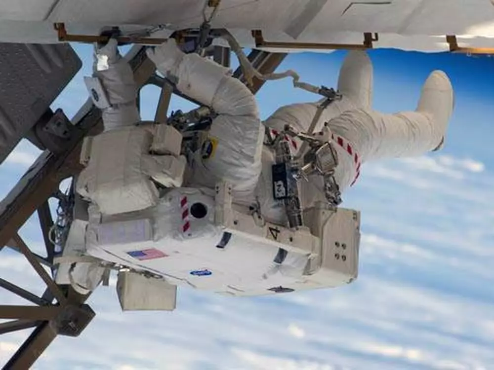 Chris Cassidy e Tom Mashburn fazem sua quarta caminhada espacial