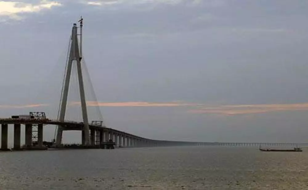 Jembatan Teluk Hangzhou sing dawane 35 kilometer minangka jembatan laut paling dawa ing donya nganti saiki.