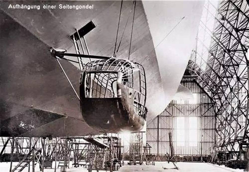 Standžiojo dirižablio LZ 127 Graf Zeppelin variklio skyriaus montavimas. Šis 236 metrų milžinas pirmąjį skrydį atliko 1928 metų rugsėjo 18 dieną.