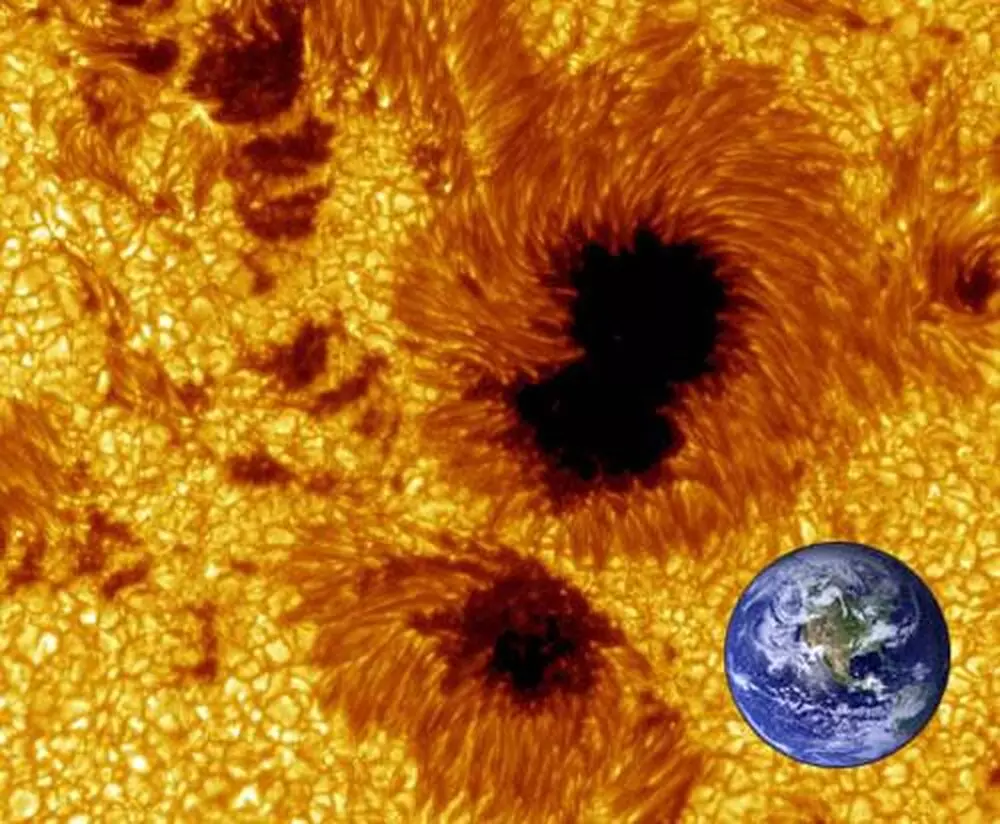 Salīdziniet: parasta saules plankuma un mūsu mājas planētas izmērs
