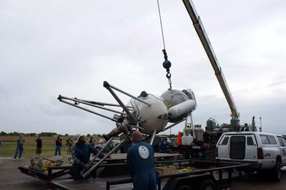 Tam bir yakıt kaynağıyla birlikte Scorpius, 860 kg'dan daha ağırdır ve onu taşımak için bir kamyon vinci kullanmanız gerekir.