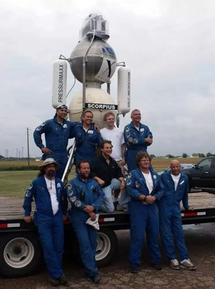 O equipo Armadillo Aerospace e o xestor do fondo X-Prize Peter Diamandis (con camisa negra) posan diante de Scorpius