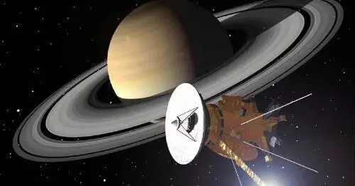 Góry na pierścieniach Saturna: szczyty na orbicie