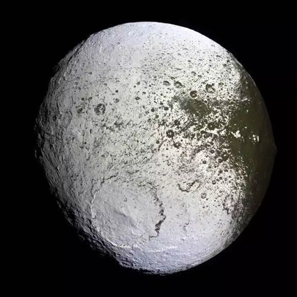 Iapetus: هڪ طرف، انگن مان مٽي گڏ ڪندي، سالن کان ٻئي کان وڌيڪ اونداهي ٿي چڪي آهي (هي روشني ۽ پاڇي جي راند ناهي)