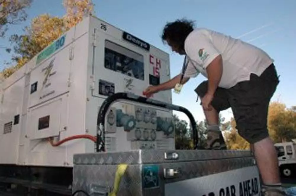 Het opladen van een elektrische auto op de weg, bij gebrek aan een ontwikkelde infrastructuur, is een heel probleem. In de races rijdt een aparte vrachtwagen met generator achter hem aan.