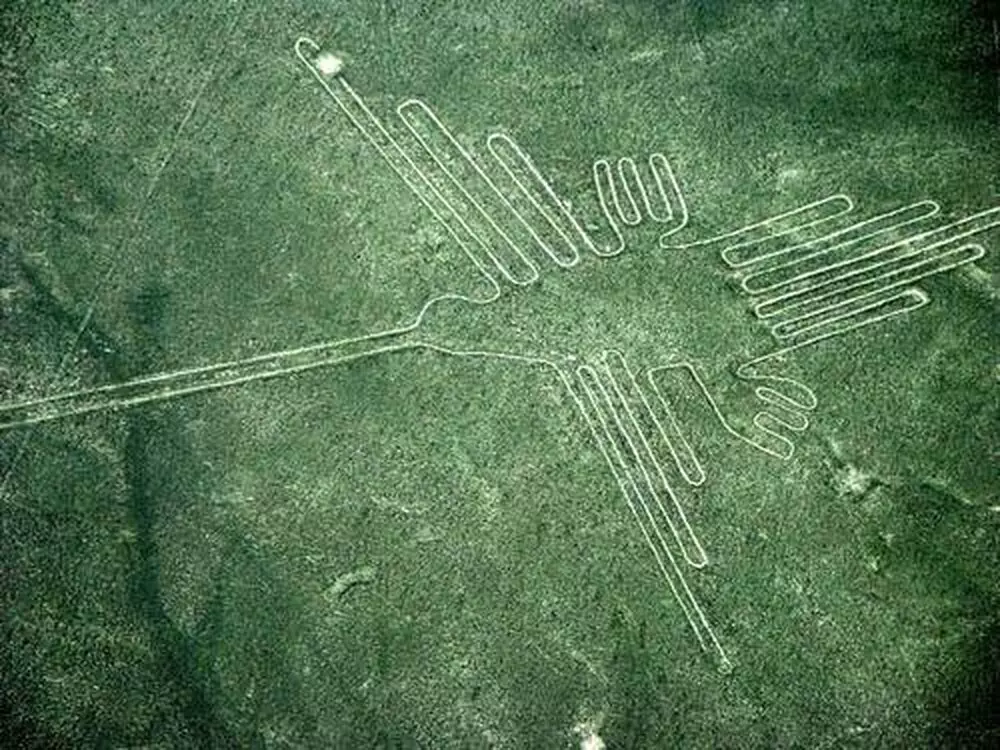 Silhouette ya Condor. Geoglyphs ziliundwa kwa kuondoa safu ya juu ya rangi nyekundu ya mawe, ambayo safu ya mwamba nyeupe hufunuliwa.