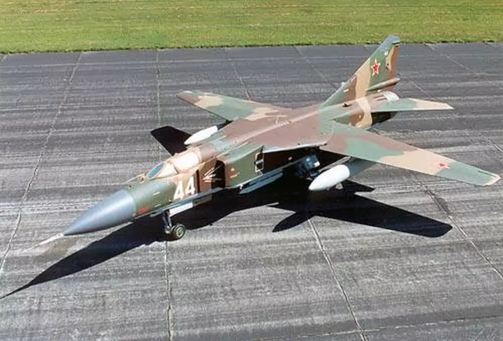 The practical ceiling of the MiG-23 reaches 18.5 km, but it looks great on the ground