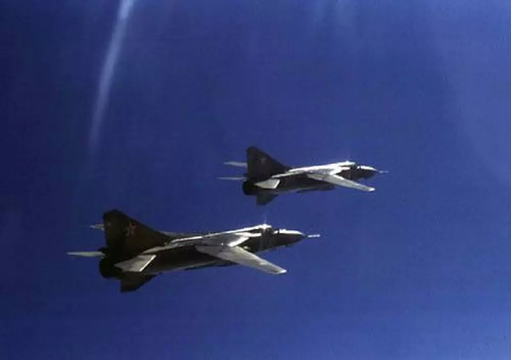 The maximum flight speed is 2.5 thousand km / h; distance - 1.9 thousand km (with additional fuel tanks - up to 2.8 thousand km)