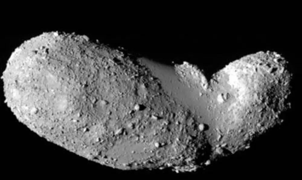 El asteroide Itokawa tiene unas dimensiones de 540x270x210 m y en 2005 fue visitado por la sonda japonesa Hayabusa, que estudió en detalle su forma, rotación, topografía, composición, densidad e historia. Luego, el dispositivo se sentó en su superficie e intentó tomar muestras; se desconoce el resultado exacto de la operación, al igual que no se sabe si la sonda podrá llevarlas a la Tierra. Si todo va bien (lo cual es muy dudoso), las muestras deberían llegar en el verano de 2010.