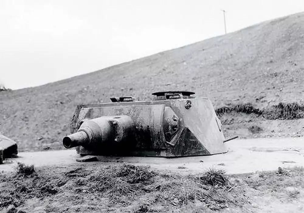 Tour de réservoir sur une base en béton. Côte Normande, Secteur Omaha