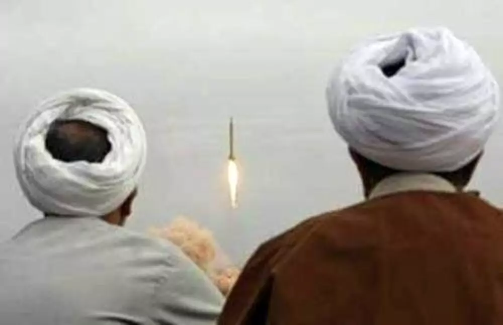 Iranas sėkmingai išbandė nešančiąją raketą Kavoshgar 3