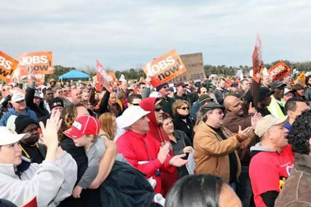 Tusenvis protesterer i Florida, for hvem kansellering av skyttelfly betyr tap av jobb
