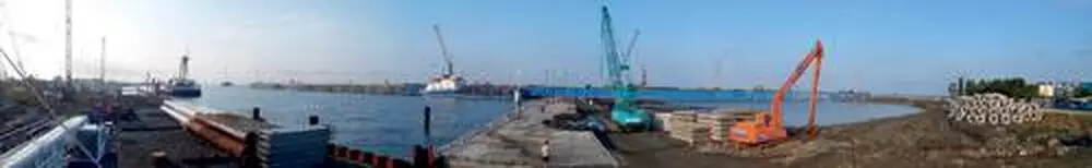 Poarta de marfă Panoramă a construcției unui port maritim la vărsarea râului Mzymta