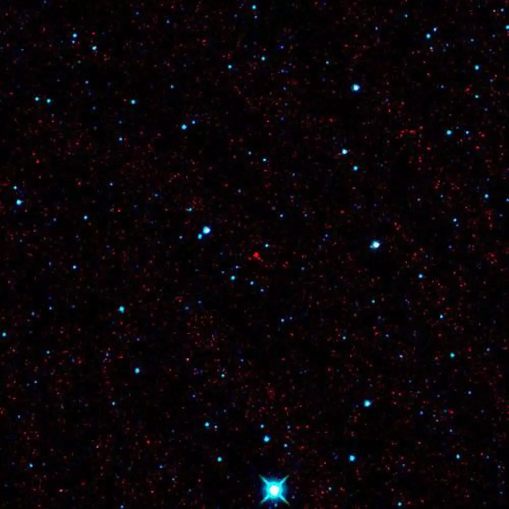 Raudonas taškas šioje nuotraukoje yra pirmasis iš WISE aptiktų „arti žemės esančių“ asteroidų.
