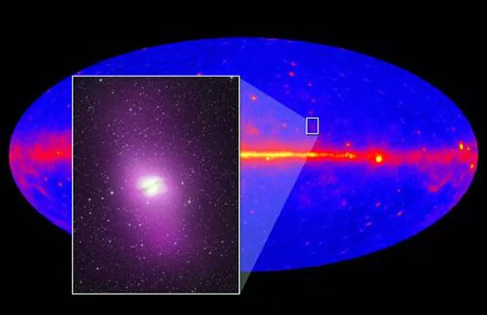 Vysokoenergetická gama snímka oblohy zozbieraná sondou Fermi. Je na ňom zobrazená poloha galaxie Centaurus A a v rohu je zložený obraz tejto galaxie v optickom a gama rozsahu.