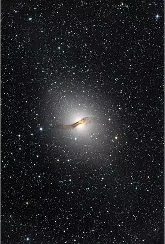 Obrovská eliptická galaxia Centaurus A vo viditeľnom svetle