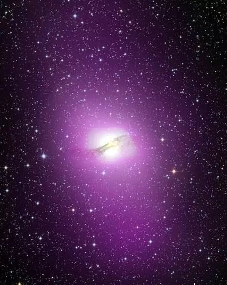 La intensitat de radiació dels "braços" de Centaurus A en el rang gamma (mostrat en violeta sobre una imatge òptica de la galàxia) és més d'un ordre de magnitud superior a la intensitat de les ones de ràdio.