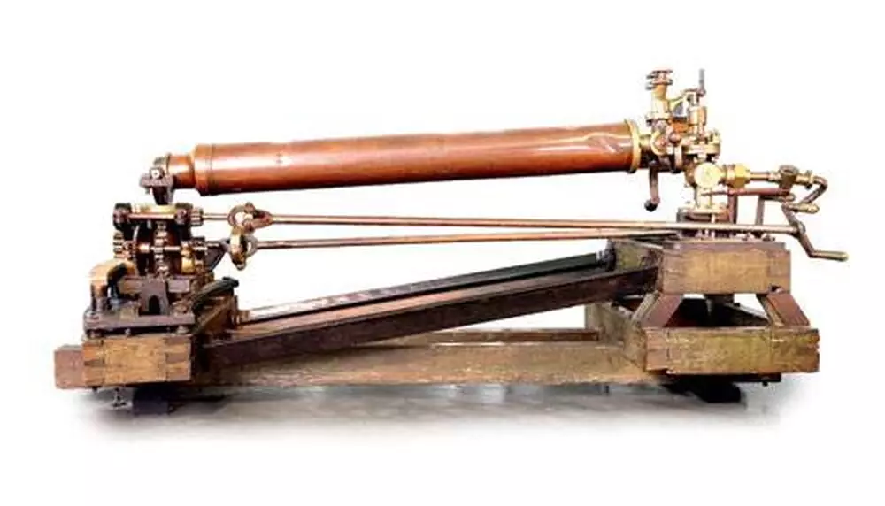 Karelin's steam gun Muna 1826, Colonel Karelin, injinjini yezvekutaurirana, akagadzira pfuti ye17.5 mm, uye makore matatu gare gare akavaka prototype ine mbiru yemhangura. Pfuti yakaratidza mwero wakanaka wemoto (50 rounds paminiti), asi kurongeka kwayo kwaive kwakaderera, uye michina yaive yakaoma kugadzira uye inorema zvakanyanya. Nokudaro, pakarepo mushure mekuedzwa, pfuti yakatumirwa kune artillery museum (zvino - St. Petersburg Arsenal) yekuchengetedza kusingaperi.