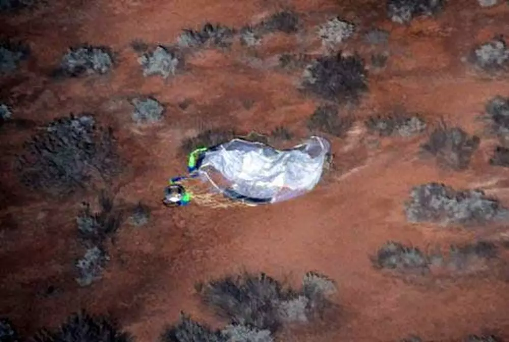 Kapusulu ipadabọ ti iwadi Hayabusa ti de ni Australia. O ṣee ṣe pe awọn ayẹwo akọkọ ti ọrọ asteroid de lori Earth ninu rẹ.