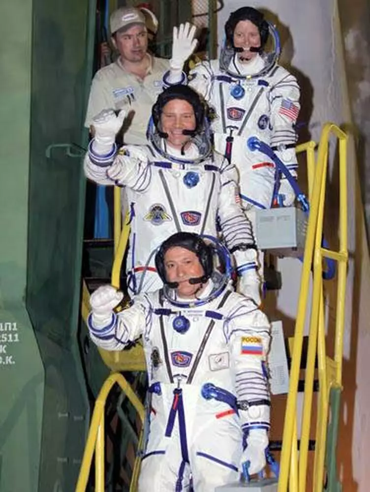 Një ekuipazh i ri shkoi në stacion në anijen kozmike Soyuz TMA-19 (foto nga poshtë lart): Fedor Yurchikhin, Douglas Wheelock, Shannon Walker