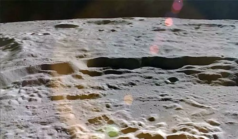 Sulle pendici dei crateri lunari, la sonda giapponese Kaguya ha scoperto tracce di un minerale provenienti dagli strati geologici più profondi del satellite