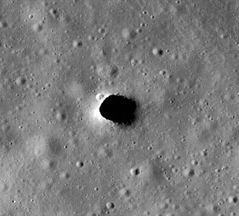 Αυτή η σεληνιακή σπηλιά είναι τεράστια - έχει διάμετρο αρκετών εκατοντάδων μέτρων.