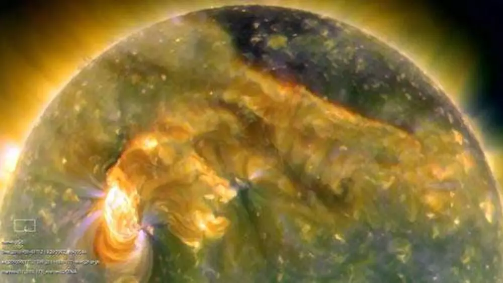 El 1 de agosto, casi toda la parte visible del Sol estalló con una eyección colosal. Era un tsunami solar, una llamarada de clase C3: las líneas del campo magnético de la estrella se curvaron y se precipitaron hacia arriba, sacudiendo toda la corona solar y arrastrando corrientes de partículas cargadas con ellas. Los diferentes colores de la imagen corresponden a la diferencia de temperatura, que oscila entre 1 y 2 millones de Kelvin.