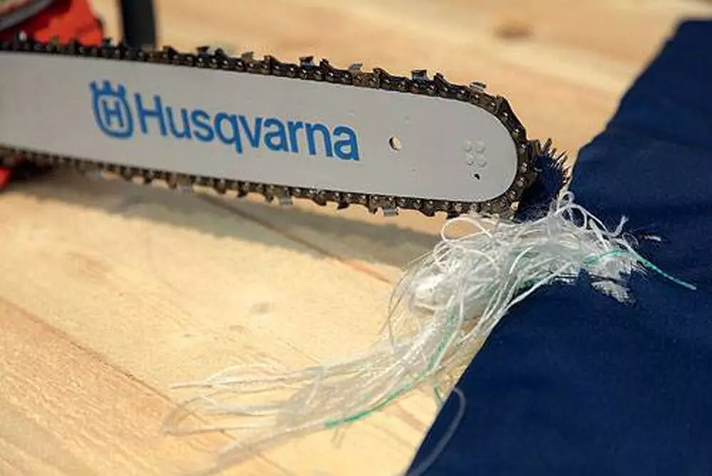 El equipo de protección hace que trabajar con la sierra sea seguro. El tejido de los pantalones Husqvarna esconde hebras de fibra de vidrio sin tejer. Al entrar en contacto con la sierra, instantáneamente enredan la cadena, haciendo que el freno de inercia funcione. Las botas de seguridad Husqvarna cuentan con inserciones de metal en la punta y el eje.