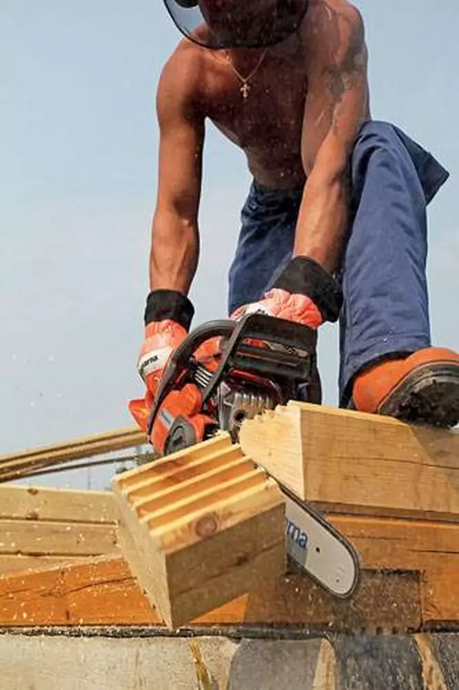 Cuando trabaje con una motosierra, no debe ser modesto: antes de tocar un árbol, debe acelerar a fondo y hacer girar el motor a la velocidad máxima. Este es el modo más suave para la sierra, en el que cualquier carga se le da fácilmente. Sin embargo, la tecnología patentada X-Torq de las sierras Husqvarna ofrece más par incluso a bajas velocidades. Este es un modo útil para principiantes desconocidos.