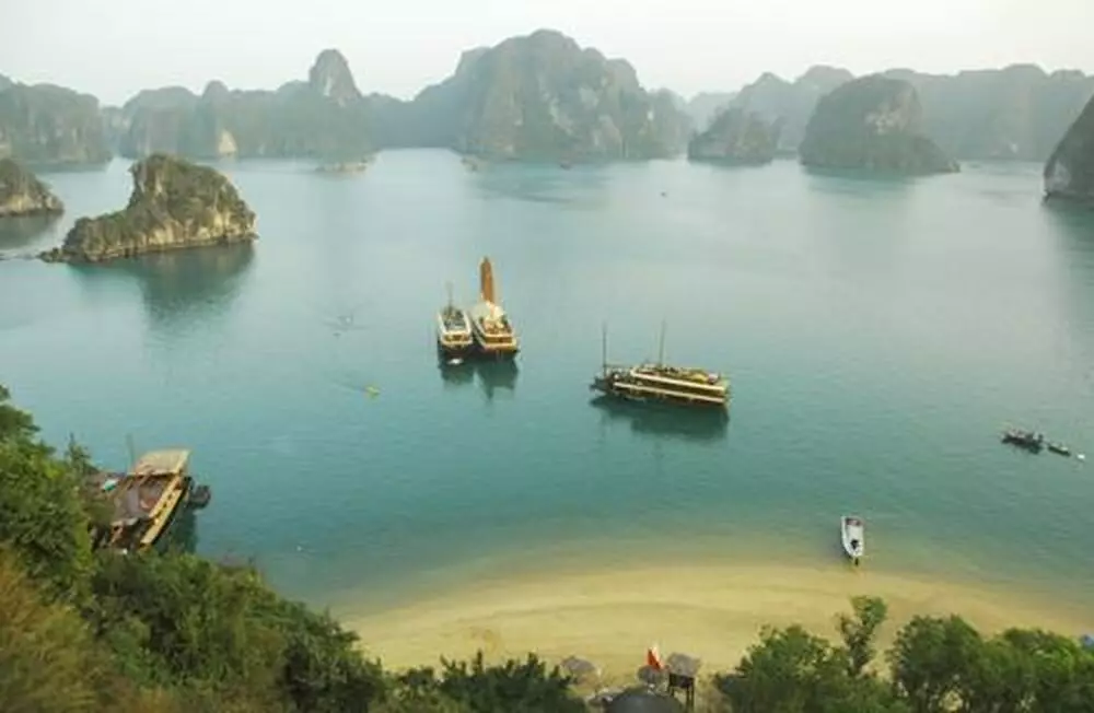 Saib ntawm Halong Bay