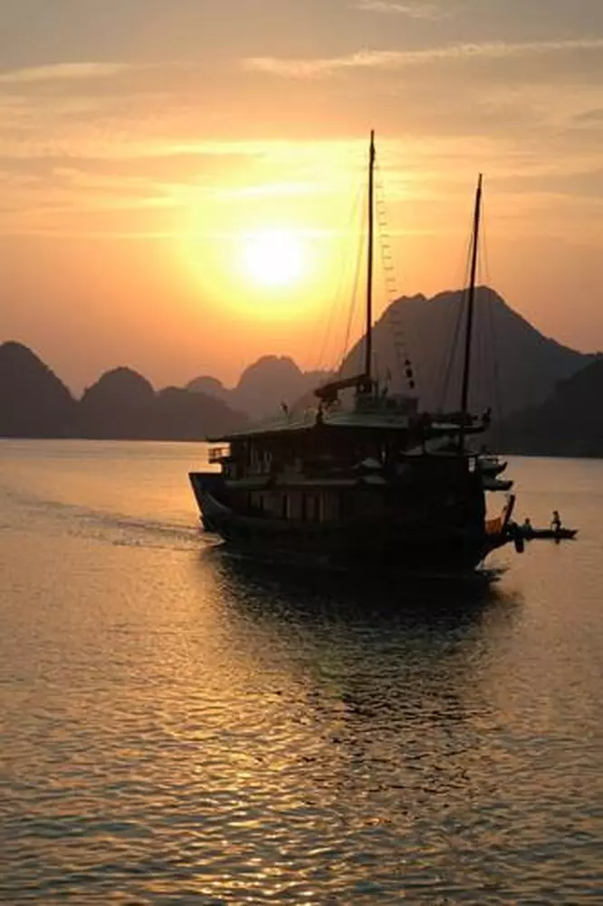 Sunset hauv Halong