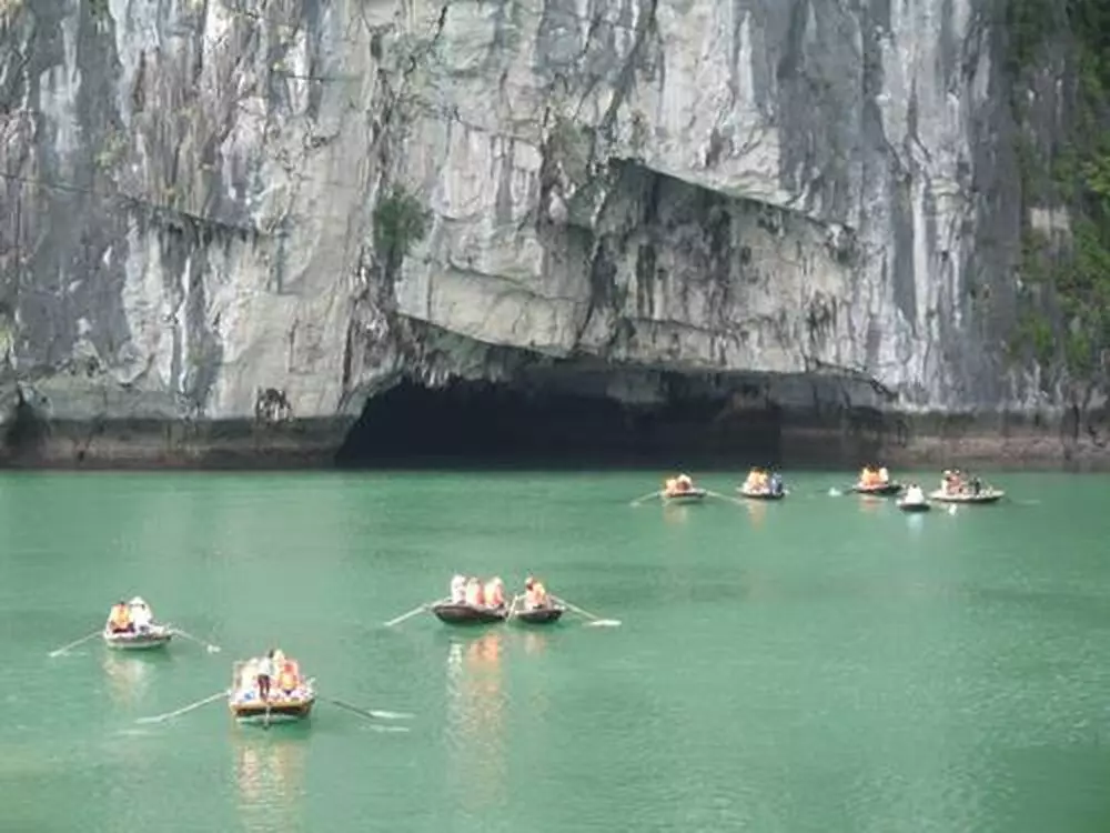 Kayaking hauv Halong Bay