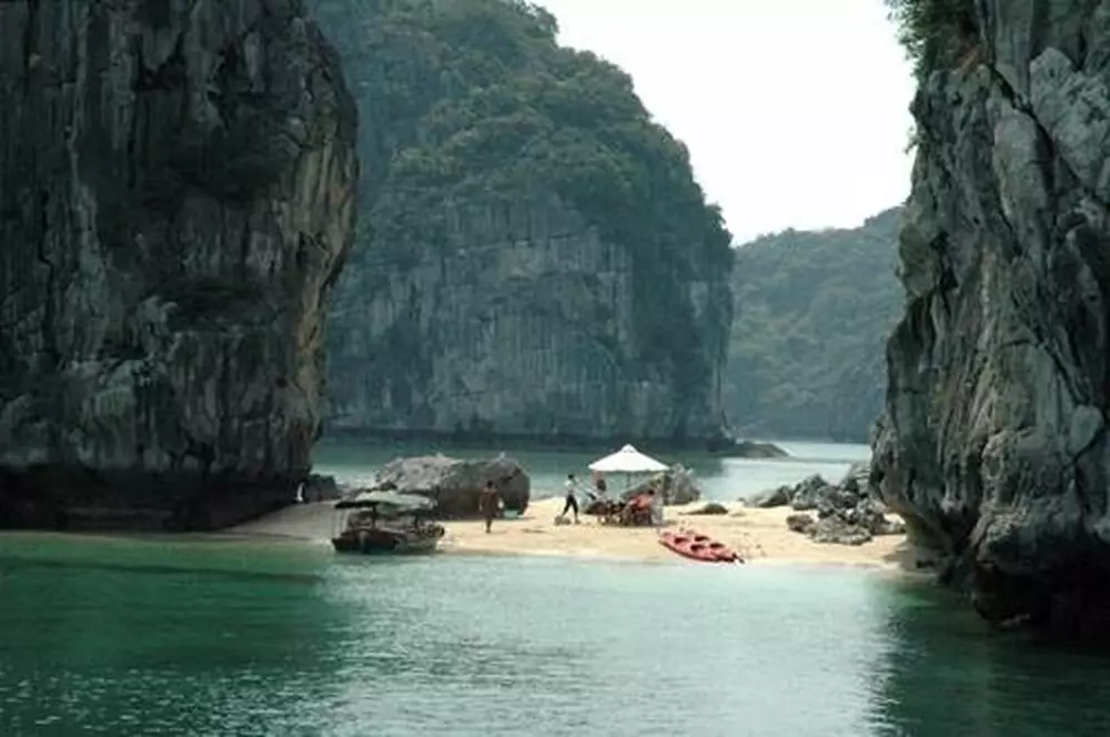 Απομονωμένη παραλία Halong