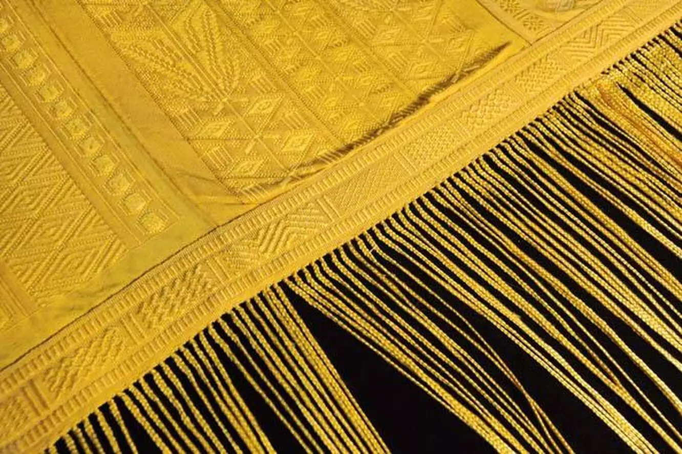 Isang golden gossamer tapestry na inabot ng 4 na taon upang magawa.