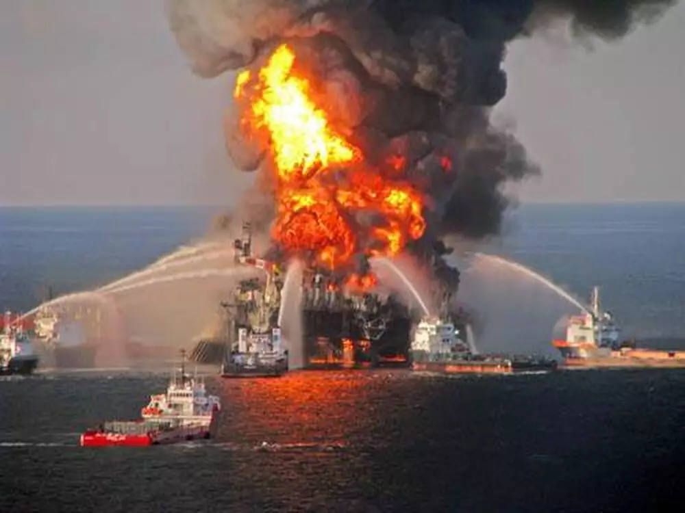 21. april 2010 Reševalni čolni se soočijo z ognjenim peklom na vrtalni ploščadi Deepwater Horizon. Ogenj podžigata nafta in plin iz podvodne vrtine, ki je dan prej eksplodirala 5,5 km pod tem krovom.