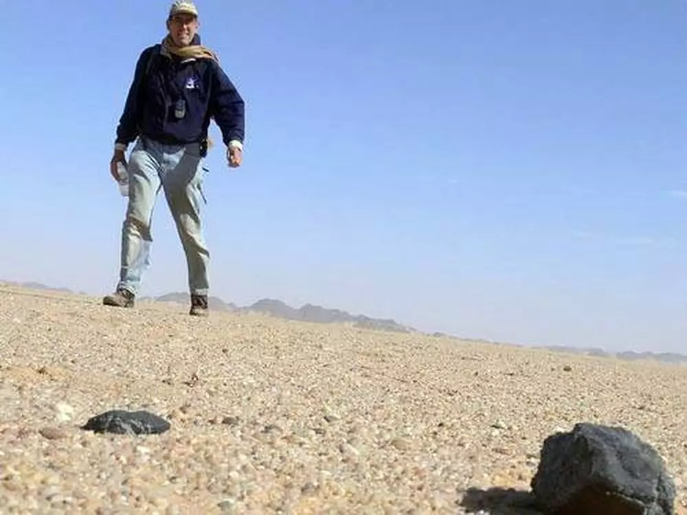 Udane polowanie: Peter Jenniskens (Peter Jenniskens) odkrył na pustyni Sudanu fragment asteroidy 2008 TC3, której zbliżenie zostało zauważone przez astronomów z wyprzedzeniem
