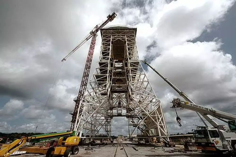 Kuru kosmodromunda onlar “Soyuz-ST-B” daşıyıcı raketinin “quru” çıxarılmasına hazırlaşırlar.