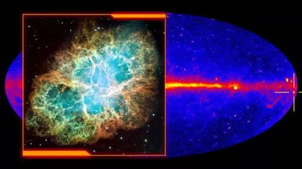 Ang Crab Nebula sa makita nga kahayag batok sa mas dako nga gamma-ray nga hulagway sa kalangitan nga nagpakita sa nahimutangan sa nebula (nga adunay krus sa tuo nga ngilit)