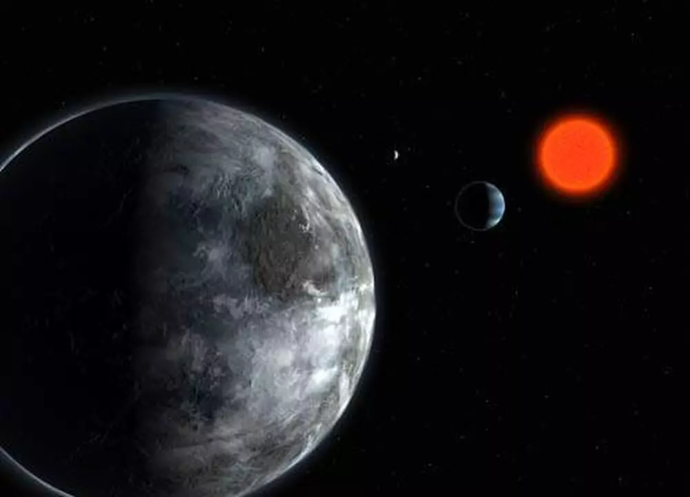 Gliese 581c 大约是地球的 1.5 倍，重 5 倍，并且距离母星稍远，Gliese 581d 是地球的 8 倍