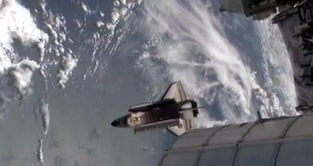 ISS నుండి షటిల్ ఎండీవర్ అన్డాక్ చేయబడింది
